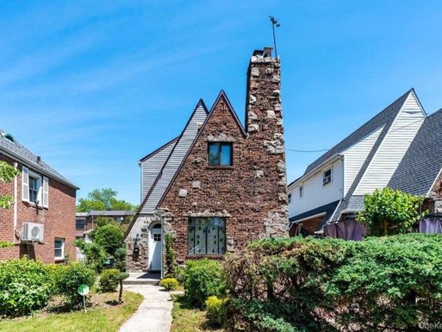 82 41 th St, Hillcrest, NY 11432