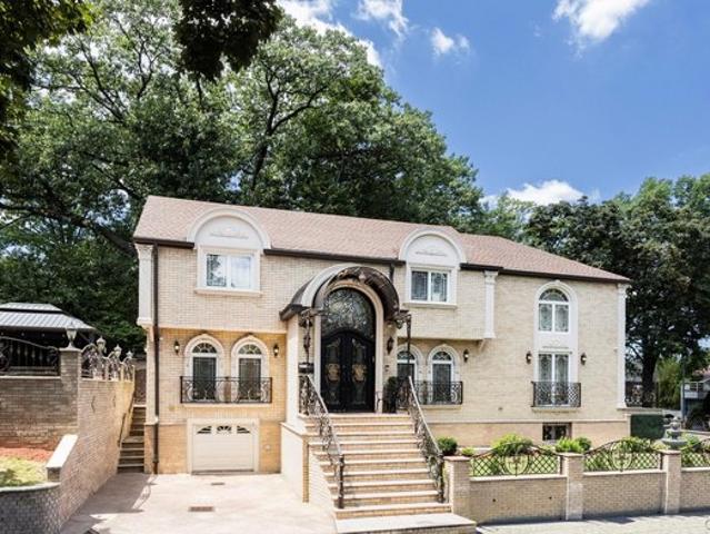 82 20 st, Briarwood, NY 11435