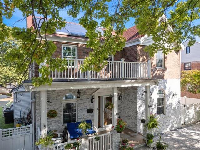 82 27 Utopia Pkwy, Jamaica, NY 11432