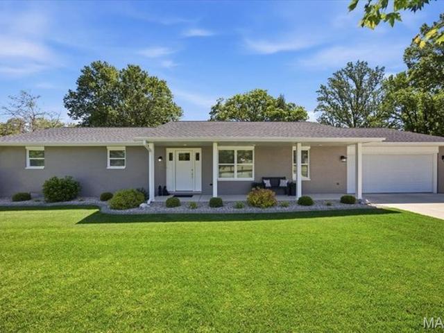 82 W Lake Dr, Troy, IL 62294