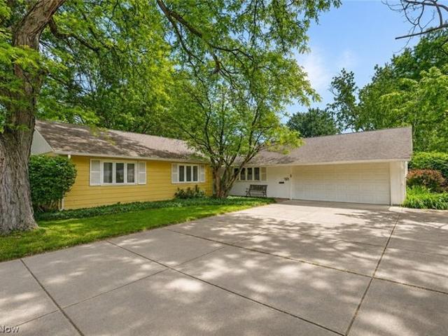 82 Barberry Dr, Berea, OH 44017