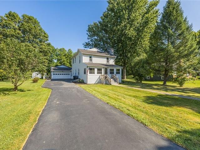 82 Chapel St, Canandaigua, NY 14424