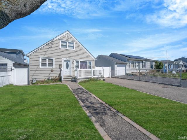 82 E Seacrest Ave, Lindenhurst, NY 11757 | MLS #987892 | Compass
