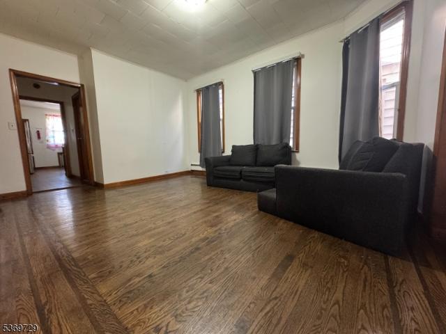 82 E 18Th St