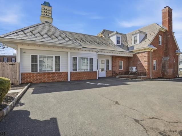 82 Floral Ave