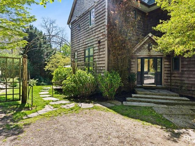 82 Harbor Hill Rd, Woods Hole, MA 02543