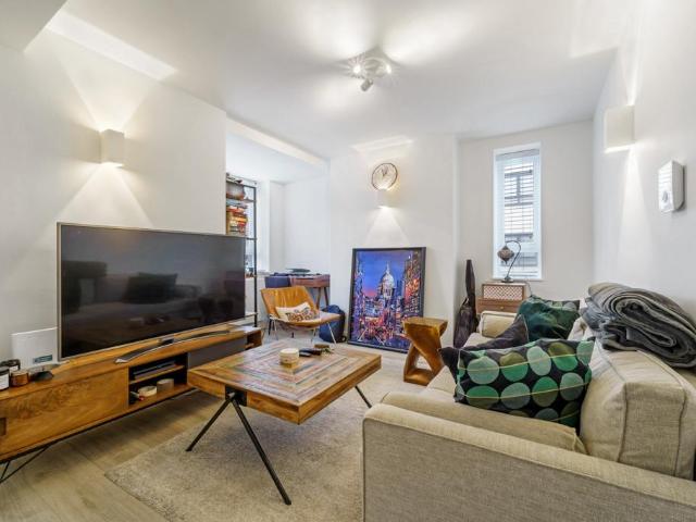 82, Kew Bridge Court W4 2 bed apartment to rent £2,440 pcm £563 pw