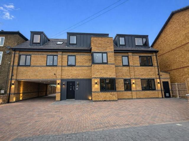 82 London Road, Peterborough, PE2 1 bed flat to rent £1,050 pcm £242 pw