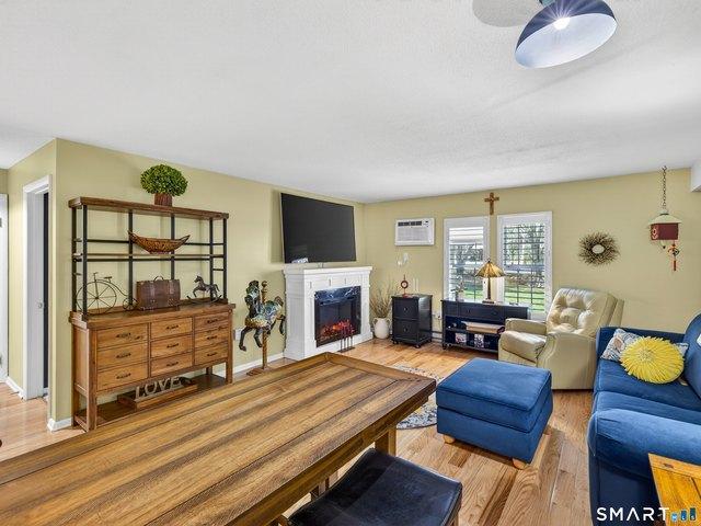 82 Longview St Apt 16, Waterford, CT 06385