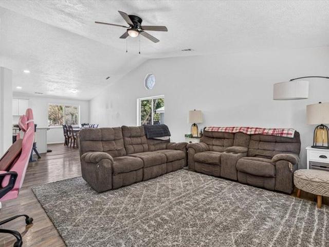 82 Maple St, Shady Cove, OR 97539