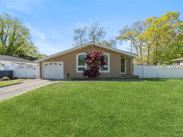 82 Robinwood Dr, Mastic Beach, NY 11951
