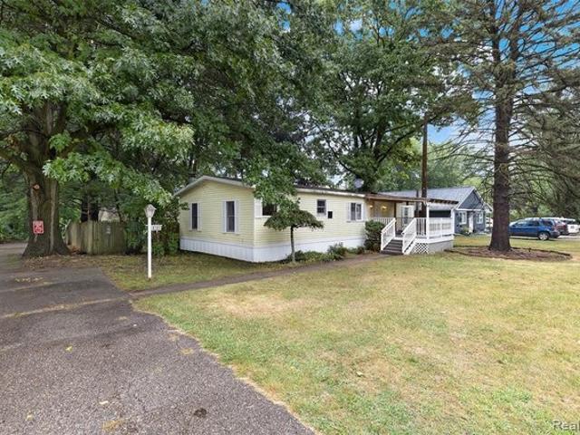 8305 Donna Lou Dr, Brighton Township, MI 48114