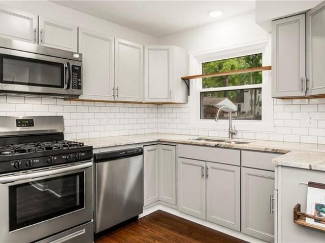 8305 Jarboe St, Kansas City, MO 64114