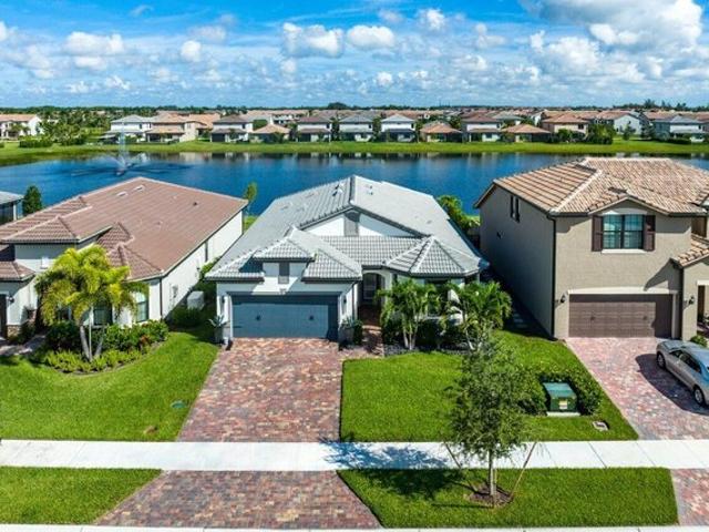 8305 Pedigree Cir, Lake Worth, FL 33467