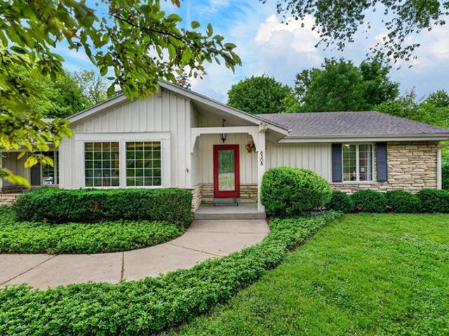 8308 N Indian Creek Pkwy, Fox Point, WI 53217