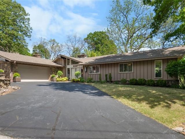 8308 Country Club Dr, Rogers, AR 72756
