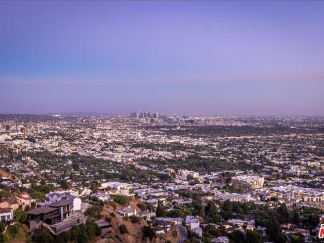 8300 Grand View Dr, Los Angeles, CA 90046