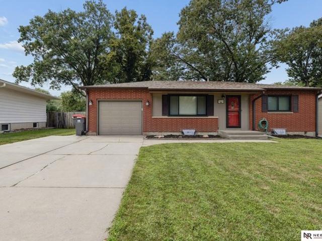 8301 Chestnut Ln, Lincoln, NE 68510