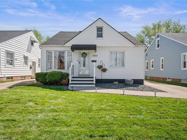 8303 Snow Rd, Parma, OH 44129