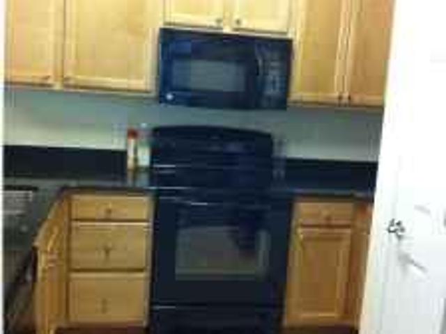 $830 2 Bed Room Apt. Available Immedaitly University