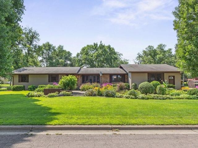 830 Reeds Ln, Glencoe, MN 55336