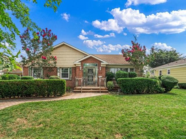 8315 th St, Glen Oaks, NY 11004
