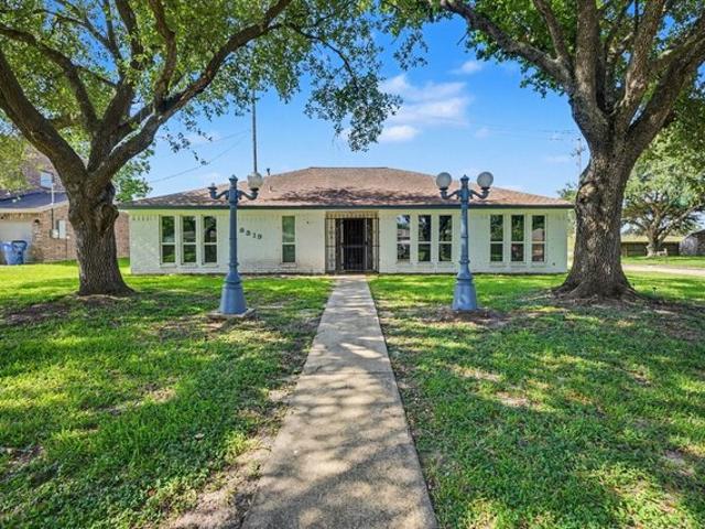 8319 Crestwood Dr, Texas City, TX 77591