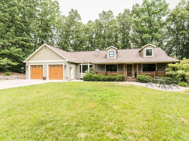 8319 Pine Island Dr NE, Comstock Park, MI 49321