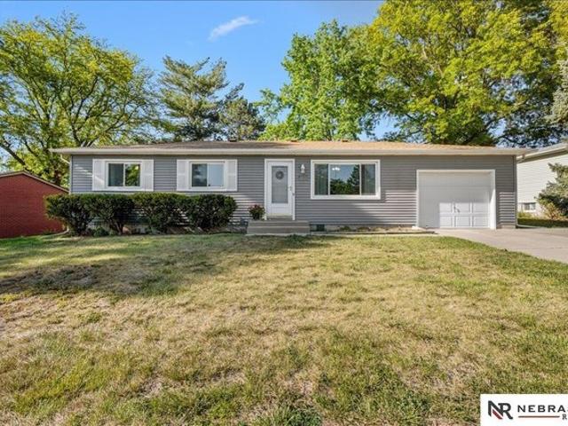 8310 Chestnut Ln, Lincoln, NE 68510