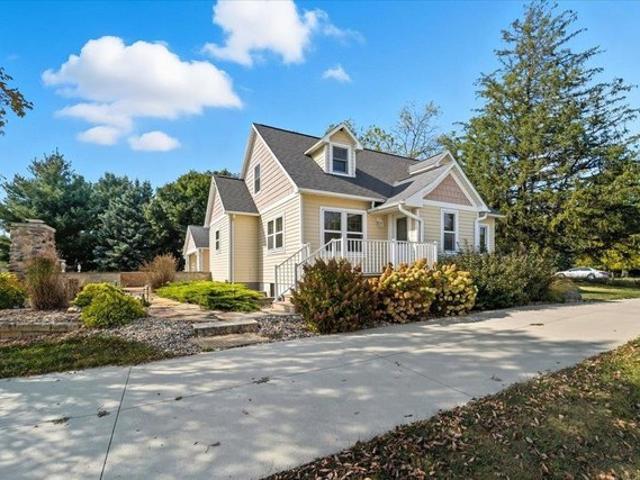 8311 Westbrook Rd, Cedar Falls, IA 50613