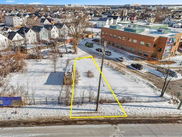 8312 Conant St, Hamtramck, MI 48211