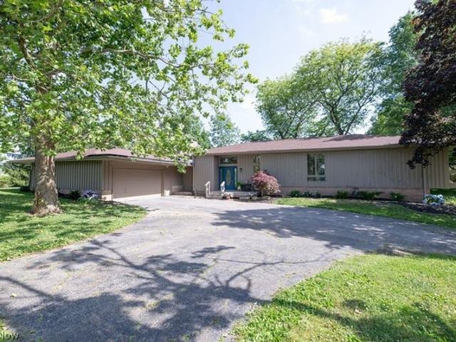 831 Brandon Cir, Aurora, OH 44202