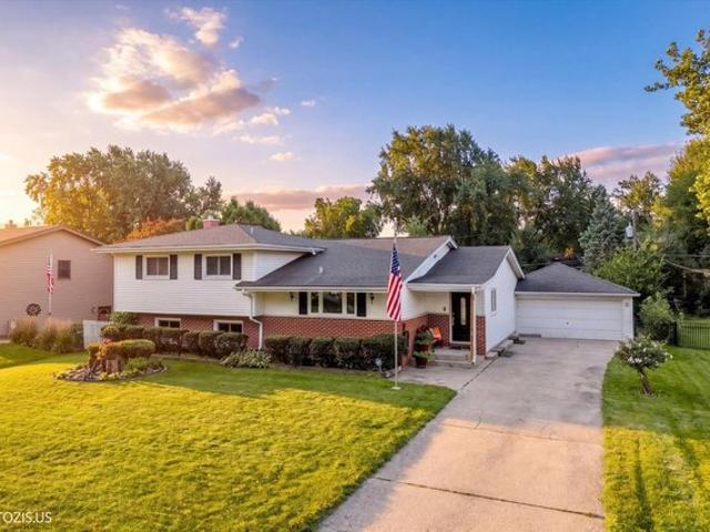 831 Sunnyside Rd, Roselle, IL 60172