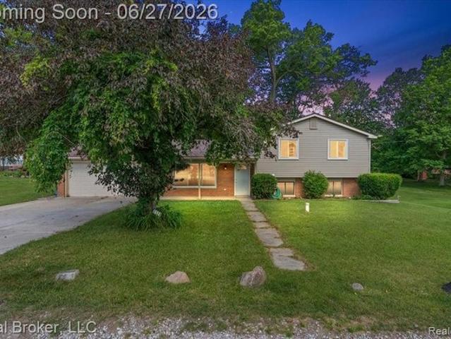 8320 Hillpoint Dr, Hamburg Township, MI 48116