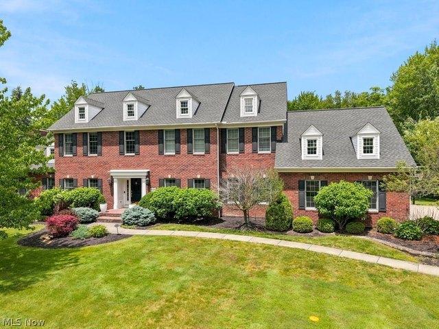 8320 Woodberry Blvd, Chagrin Falls, OH 44023