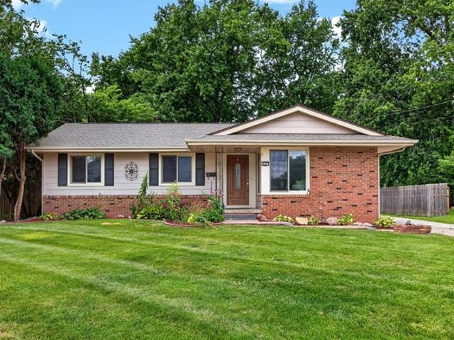832 12th St, West Des Moines, IA 50265