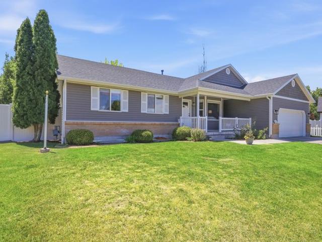 832 E Cedarview Cir N, Tooele, UT 84074