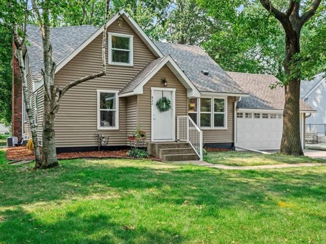 832 Lovell Ave W, Roseville, MN 55113