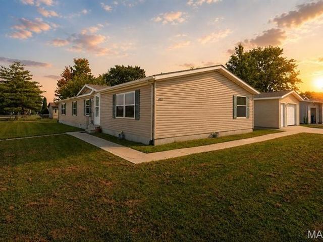832 Lila Ct, New Baden, IL 62265