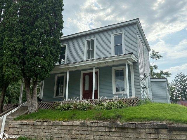 832 N 5th St, Burlington, IA 52601