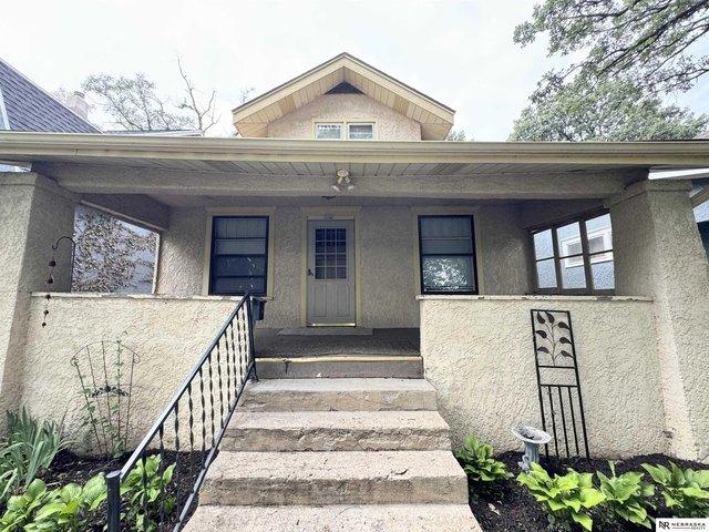 832 S 35th Ave, Omaha, NE 68105