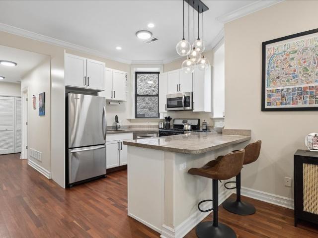 832 W Roscoe Street # 2