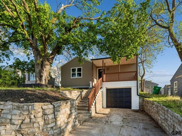 8336 Park Dr, Omaha, NE 68127