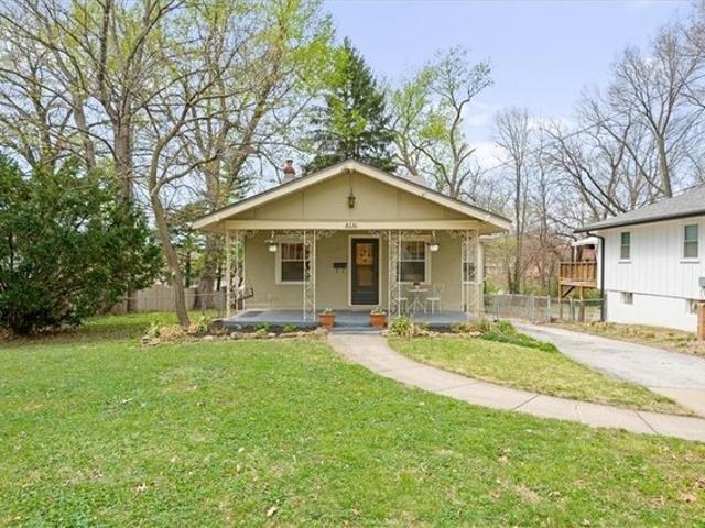 8330 Riggs St, Overland Park, KS 66212