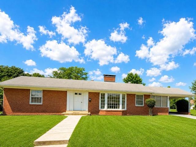 833 Acacia Ave, Clifton Forge, VA 24422