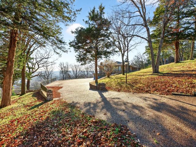 833 W Hillview Dr