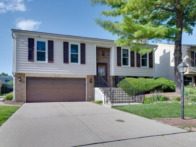 834 Edenwood Dr, Roselle, IL 60172