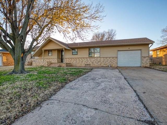 834 Mimosa Dr, Watonga, OK 73772