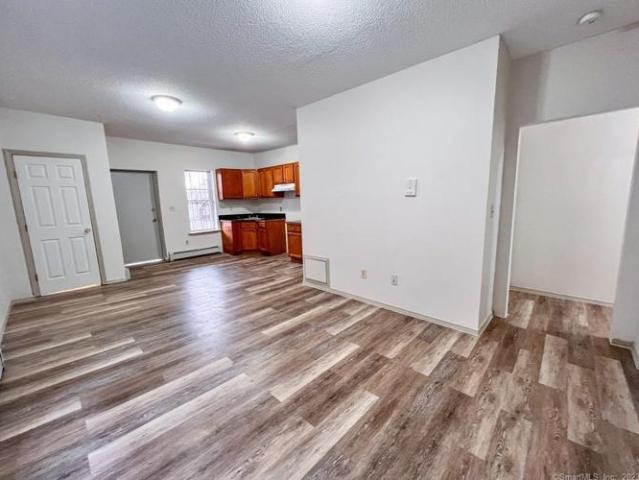 834 Park St #2W, Hartford, CT 06106
