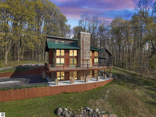 8356 W 38 Rd, Cadillac, MI 49601
